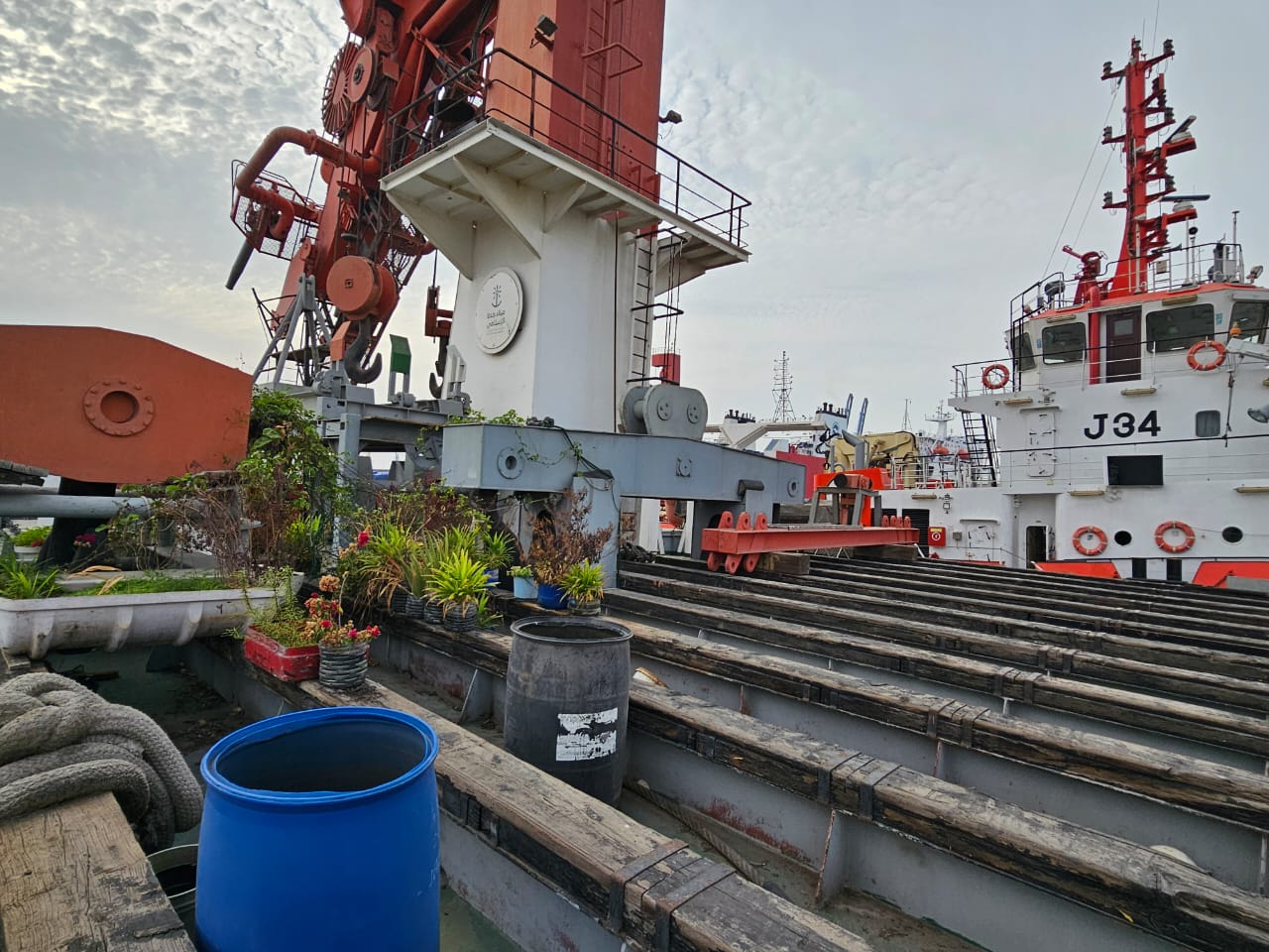 200t Self Propelled Crane Barge | Global Workboats
